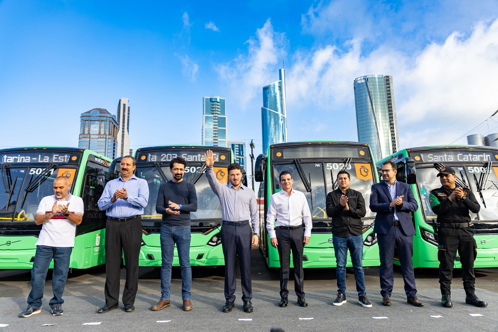 Entrega Samuel 40 nuevos camiones a la ruta 203 - Enfoque Monterrey