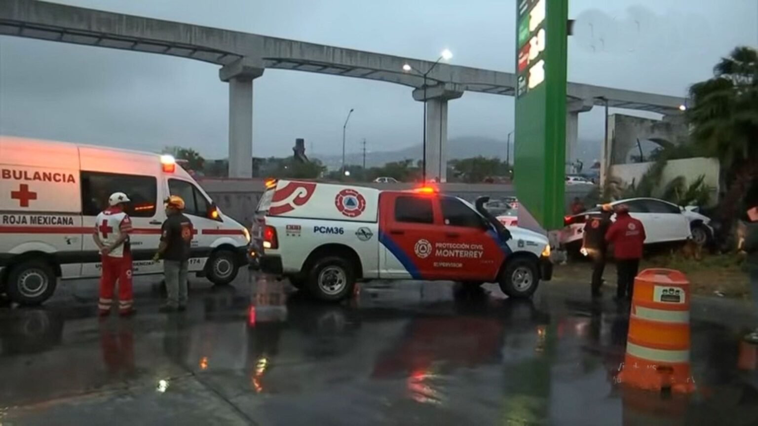 Conductor Se Estrella En Gasolinera En Av Constitución En Monterrey