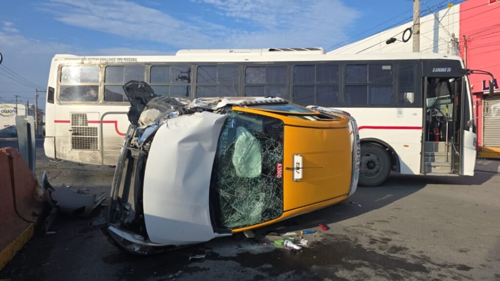 Vuelca taxi tras chocar con transporte de personal en Guadalupe ...